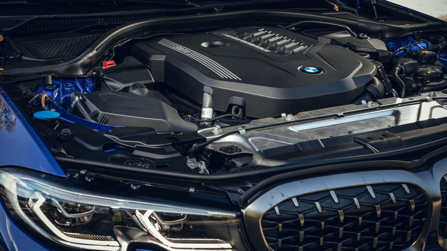 Comparison - INFINITI Q50 3.0t Luxe 2019 - vs - BMW 3 Series M340i xDrive 2020 | SUV Drive